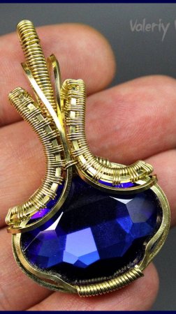 Кулон ручной работы в технике Wire wrap из латунной проволоки и граненого стекла