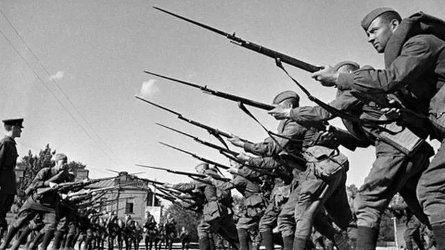 Стихи Светлана Лапина "ПУТЬ К ПОБЕДЕ". Музыка, гитара Вадим Хусаинов. Исполняет Лариса Правдина.