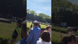 Провокатор у памятника советским воинам