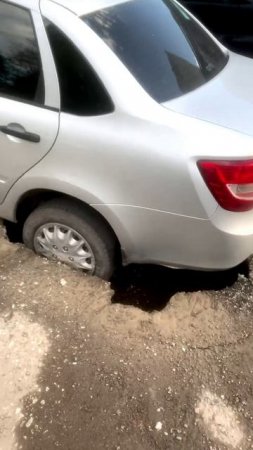 Гранта провалилась на дороге в Омске на Комарова 23