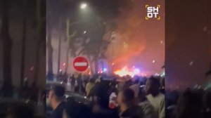Автомобиль взорвался в толпе празднующих фанатов «ПСЖ» на Елисейских полях в Париже. Три человека...