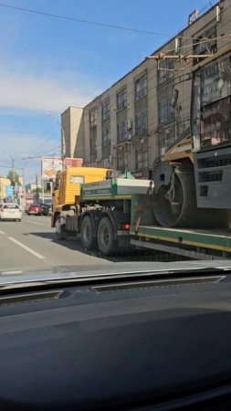 Камаз везёт каток