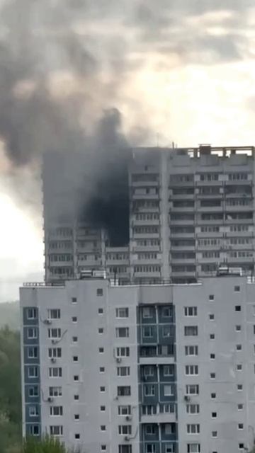 Горит дом на Борисовском проезде в Москве