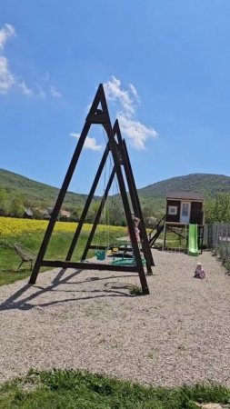 Крым детская площадка и красивое поле