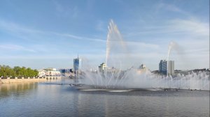 Челябинск. Фонтаны парки. Набережная. Так красиво играет саксофон и поет певица. 07.05.2025г.