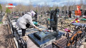 На городском кладбище возложили цветы на могилы ветеранам