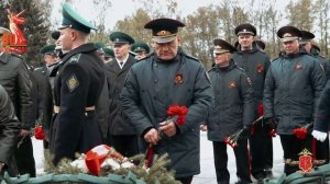 Руководство ГУ МВД России приняло участие в памятных мероприятиях на Пискаревском кладбище