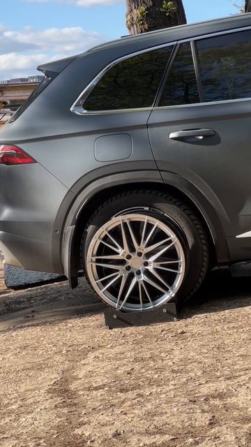 Geely Monjaro на примерке дисков в 20-ом диаметре