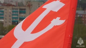 В Сарапуле установили копию Знамени Победы на историческом здании пожарной каланчи