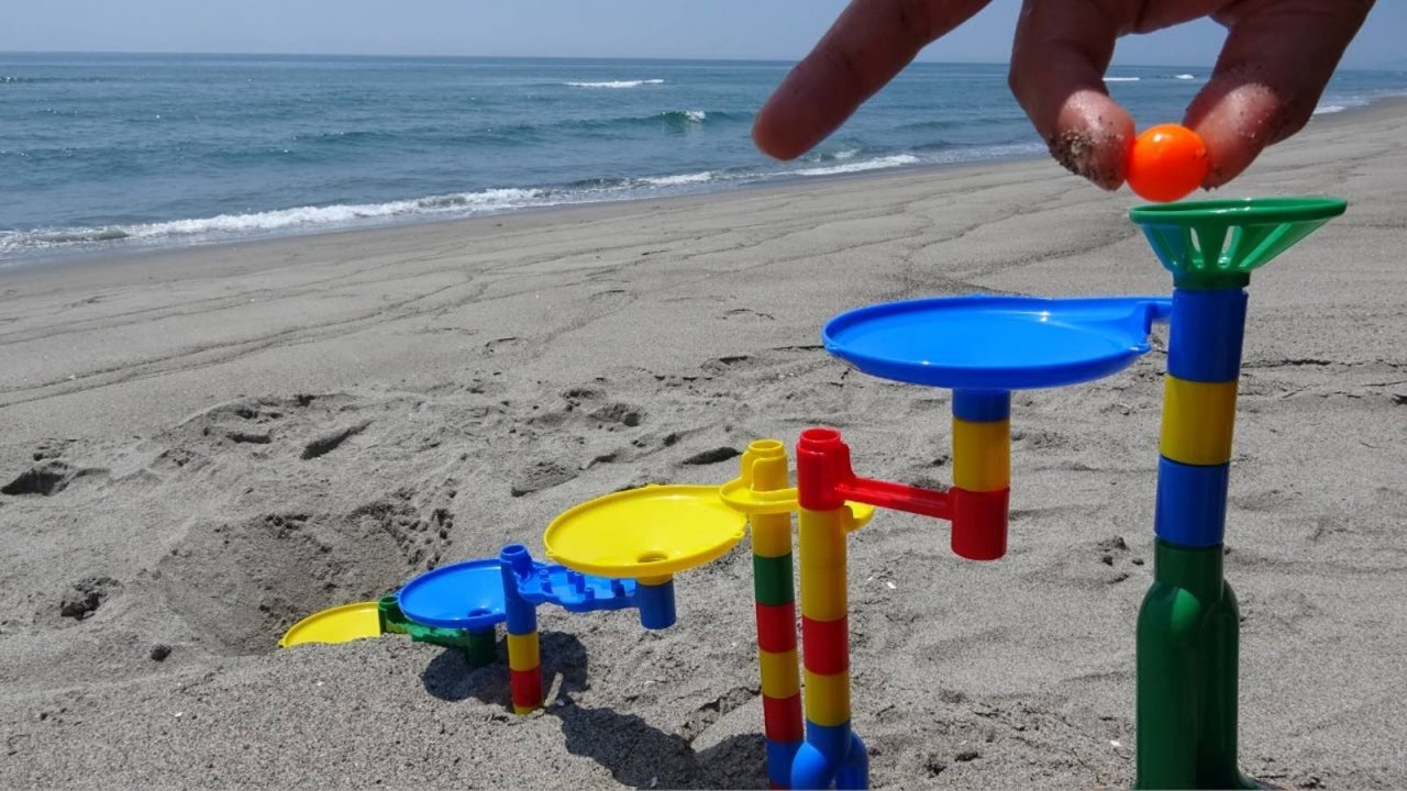 ИГРАЕМ В ИГРУШКИ НА ПЛЯЖЕ ВИДЕО ПРО ЛЕТО ДЛЯ ДЕТЕЙ КАНАЛ ИГРАЛКИ-ЗАЛИПАЛКИ