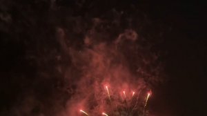 Звук салюта (на записи также есть голоса людей)