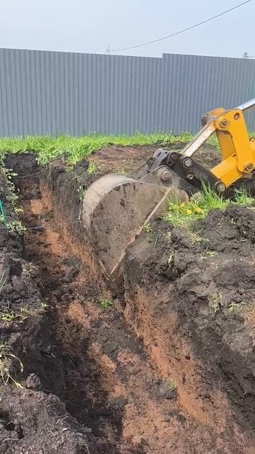 отличный день, чтобы разворотить весь участок. фундамент. начало положено