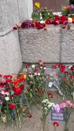 В Берлине к памятнику воинам Советской Армии принесли фото деда Зеленского с надписью
