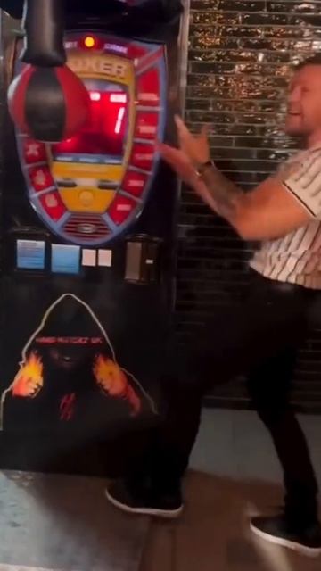 Конор выбивает душу из автомата