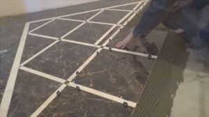 Укладка керамогранита на пол в кухне, изготовление ковра