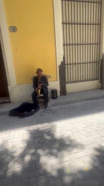 Мужчина красиво играет на саксофоне в центре Гаваны 🎵