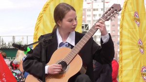 Девушка играет на гитаре, музыкальная композиция: Синий платочек