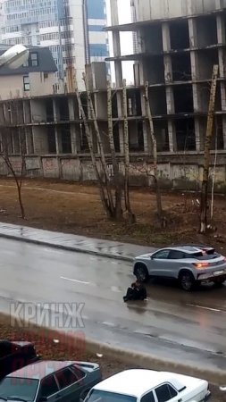 В Красноярске на дорогу выпал мужик. Больше новостей г