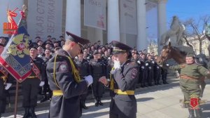 Полицейский-кавалерист сделал предложение  на праздновании Дня Победы в самом сердце Петербурга