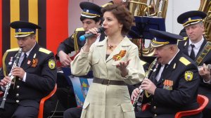 Духовой оркестр и певица, песня: Выходила на берег Катюша