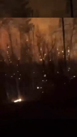 В Амурской области водителям приходится ехать в метре от лесного пожара.