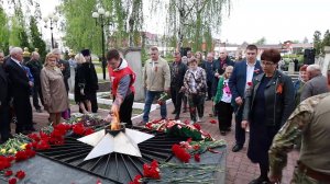 9 мая в Грайвороне, на Мемориале Славы, возложили цветы и гирлянды к Вечному огню и памятнику детям