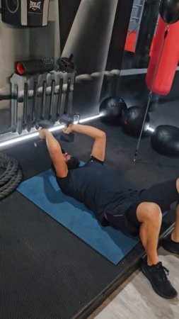 Французский жим гантелей лежа