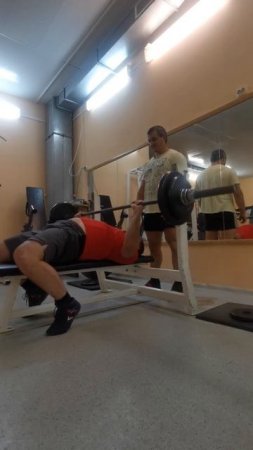 жим лежа 85кг. 3ий подход. . начало восстановления после