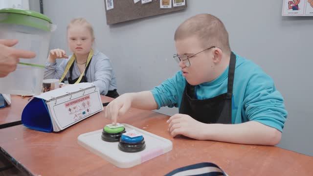 Альтернативная коммуникация: как средства АДК применяют в центре "Дорогою добра"