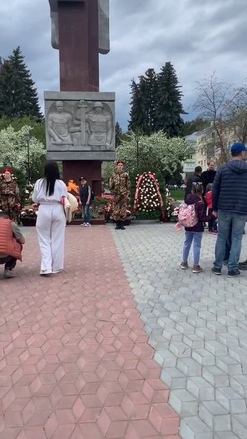 Пришли с семьей к Вечному Огню 🤗
