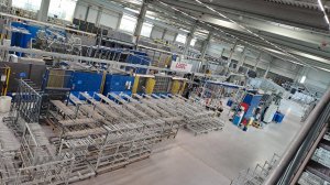 Видео стеклопакетной линии Lisec с тандемным газовым прессом, роботами шлифовки и герметизации