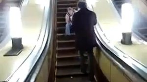 Пбяный мужик на эскалаторе  Прикол!!!