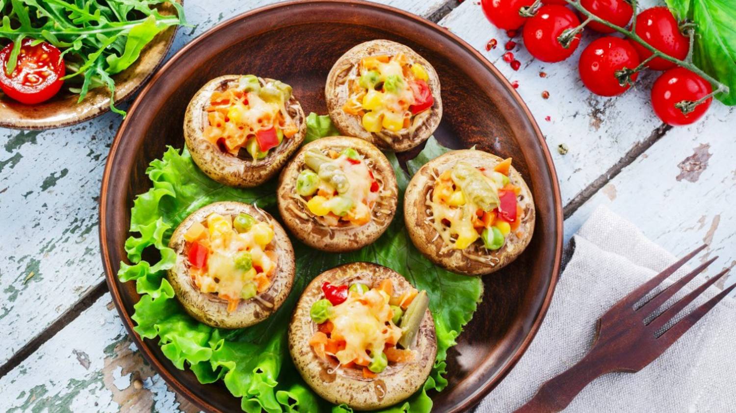 Шампиньоны на мангале фаршированные сыром с чесноком