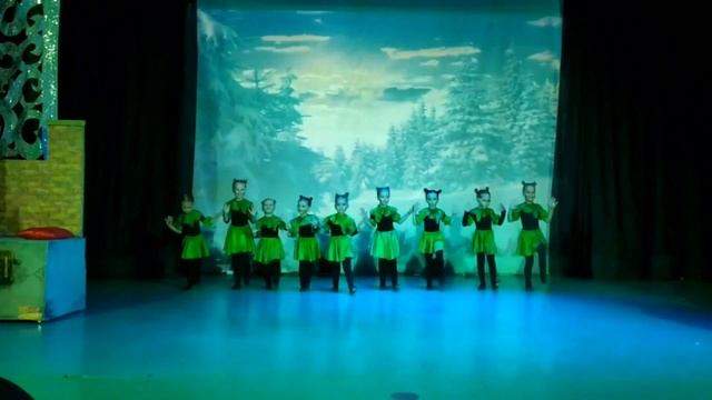 Новогодняя сказка "Красные шапочки" 2,4 класс ЧОУ СОШ "Кристалл"