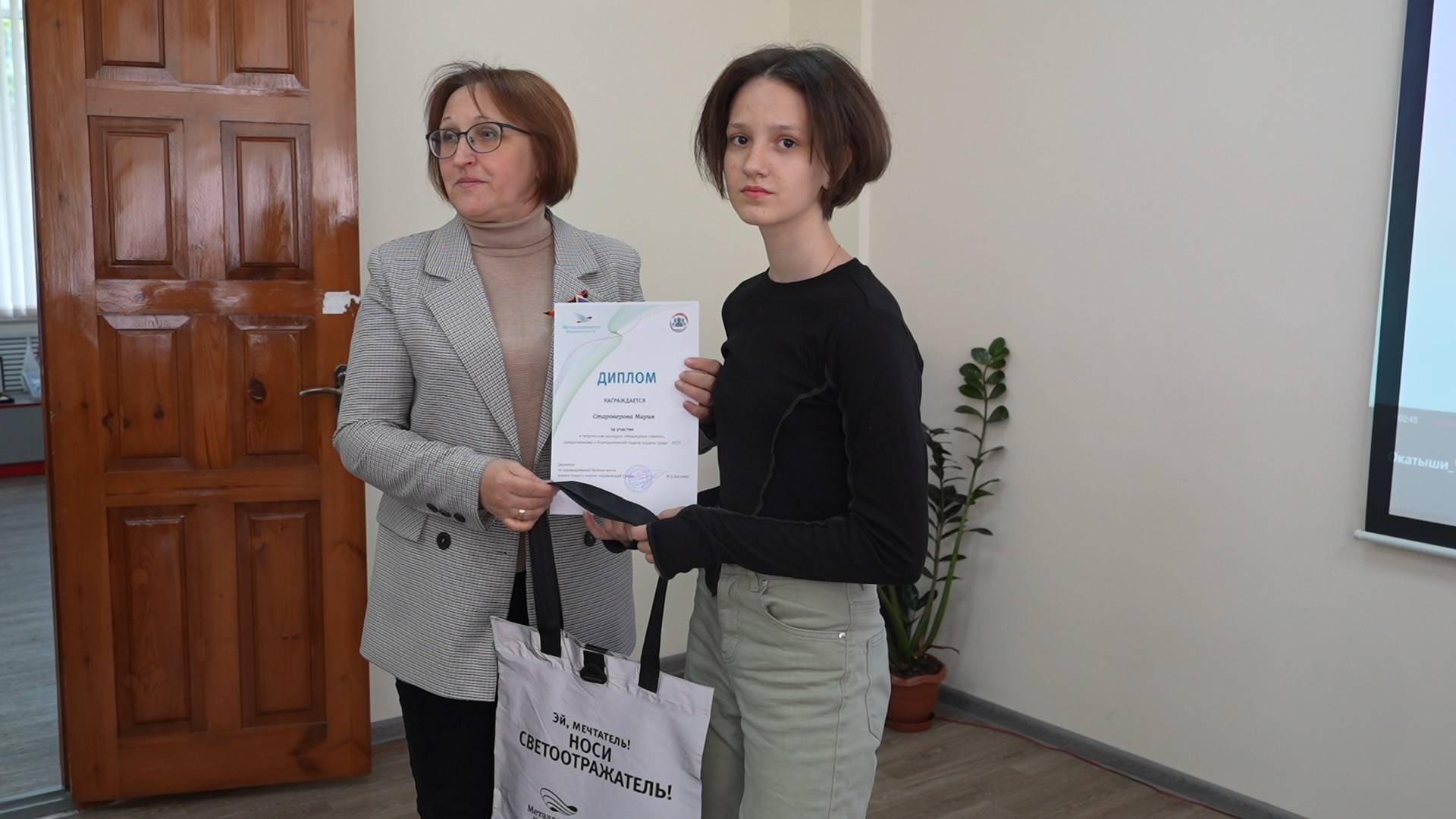 На Михайловском ГОКе провели конкурс рисунков "Охрана труда глазами мальчишек и девчонок"