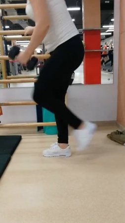 Становая тяга с гантелью на одной ноге