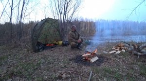 ЗАНОЧЕВАЛ У КОСТРА, НА НАЛИМЬЕЙ ЯМЕ! ТЕСТИРУЮ МИНИ ПАЛАТКУ \ ДУПЛЕТ НА ДОНКУ, РЫБАЛКА С НОЧЁВКОЙ.