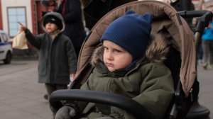 Сестры милосердия поют «Катюшу» в центре Москвы