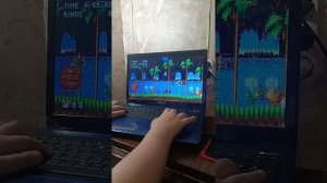 мой братик проходит для меня игру sonic mania