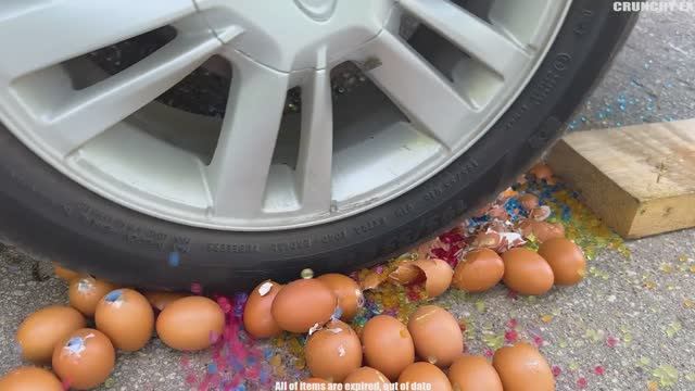 Машина давит предметы колесом 6