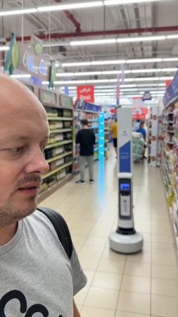 РОБОТ В МАГАЗИНЕ ПРЕСЛЕДУЕТ МЕНЯ. #дубай #dubai #робот #магазин