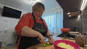 Пока парни работают на даче я пеку вкусный пирог и стряпаю  пельмешки.