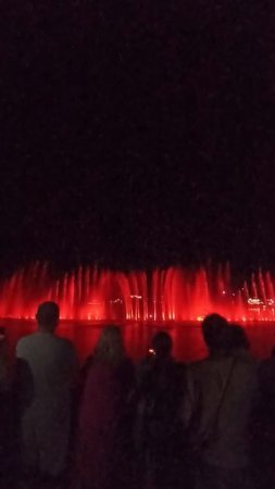 Представление самого большого поющего фонтана в России, установленного в акватории озера