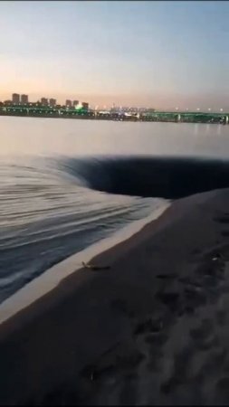 У берегов Волги образовалась воронка