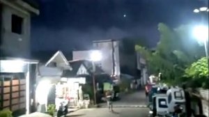 Вид с города на извержение вулкана Булусан на Филиппинах