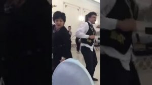 женщина зажигает