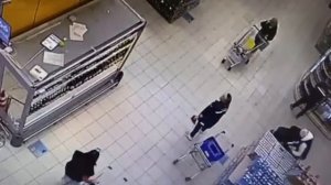 Женщина в Екатеринбурге использовала коляску с ребёнком для краж из магазинов.