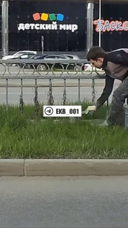 И так сойдет! 

Читательница заметила работников года. Парни решили не заморачиваться