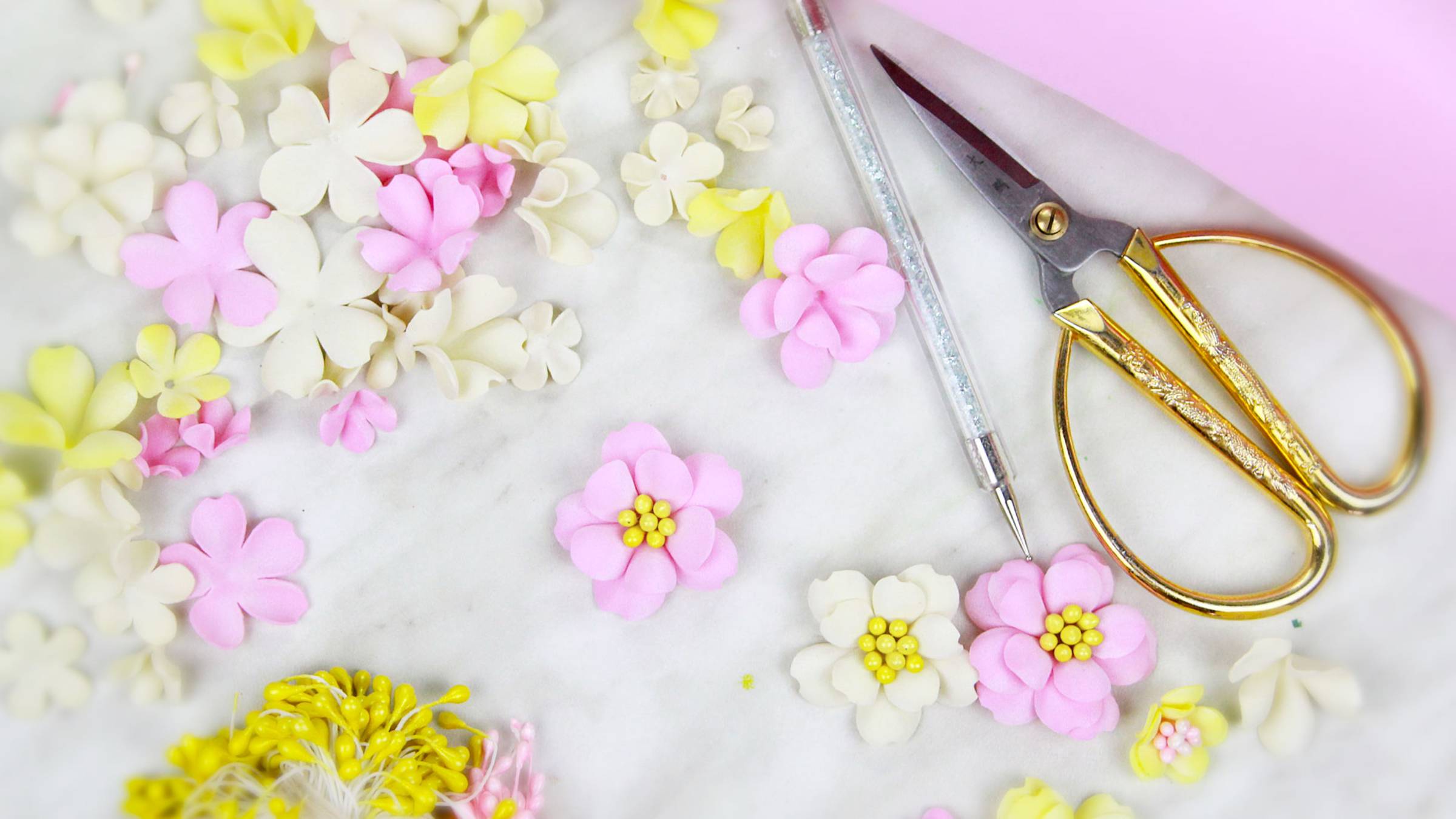 Из фоамирана делаю много цветов с тычинками для подарочной коробочки 🌸Красивые цветы своими руками