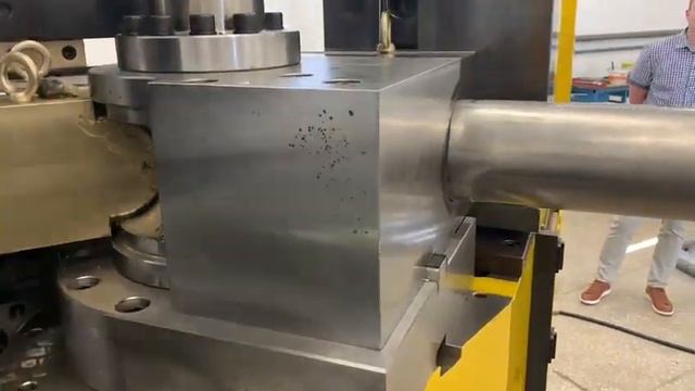 видео огромного автоматического трубогиба для гибки труб до 150 мм. поставщик Вебер Комеханикс